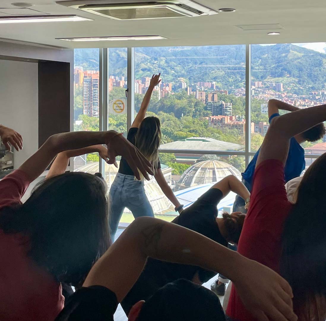 Clases de baile corporativo Rumboterapia - Academia de Baile Casa Ritmo ...